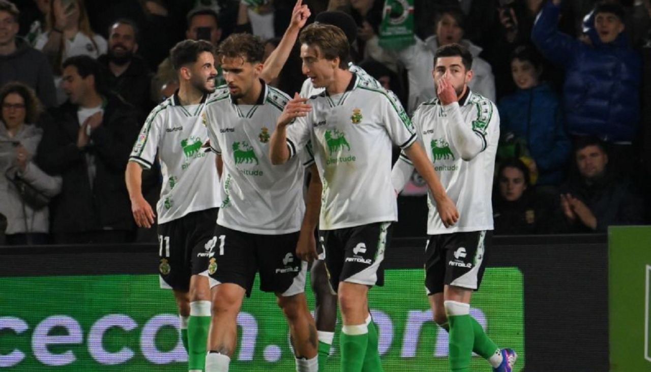 El Racing, más líder, aplasta al Almería (5-1) y el Deportivo regresa a ...
