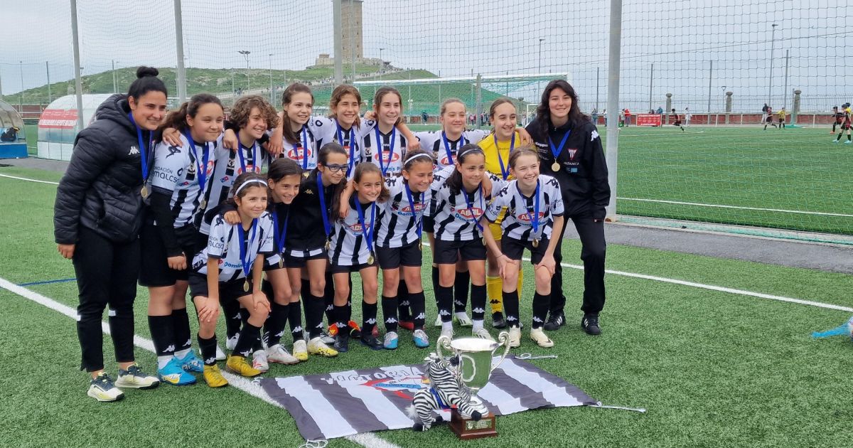 Las catorce campeonas del Victoria alevín